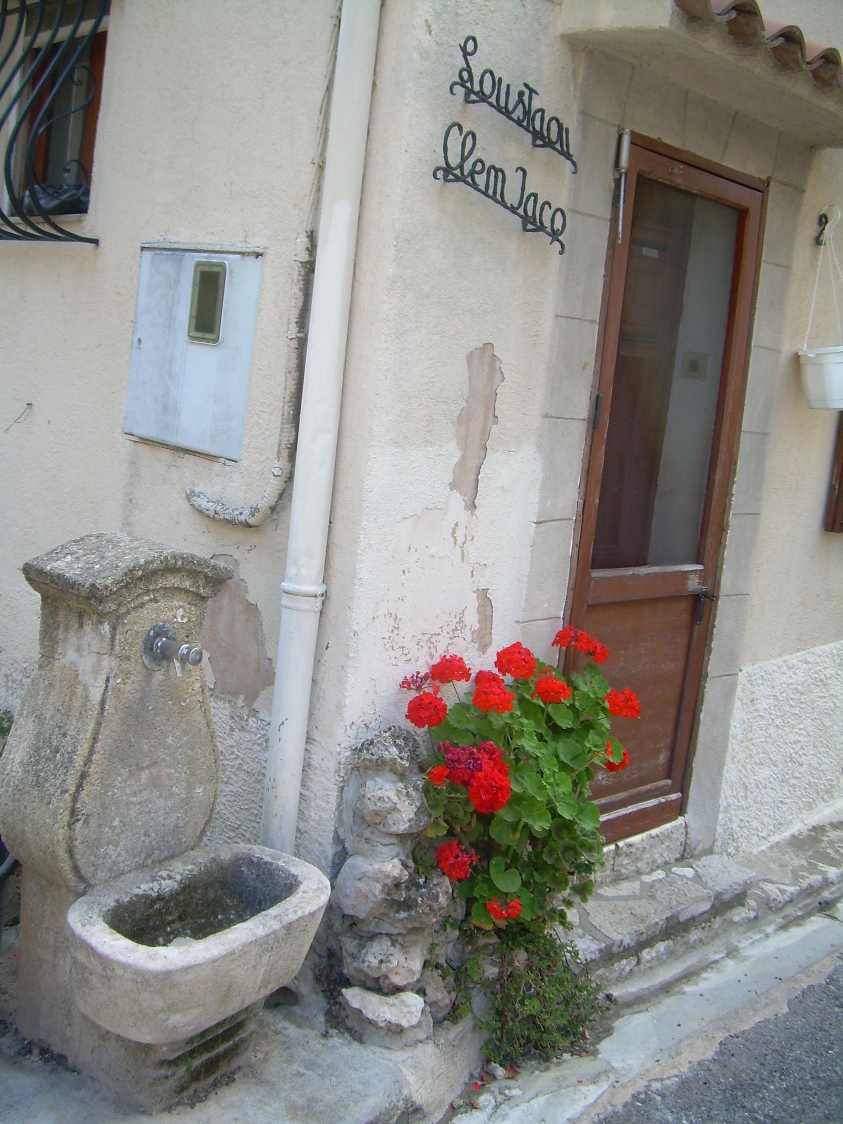 Cabris. House entrance with fountain outside | Atypical 60