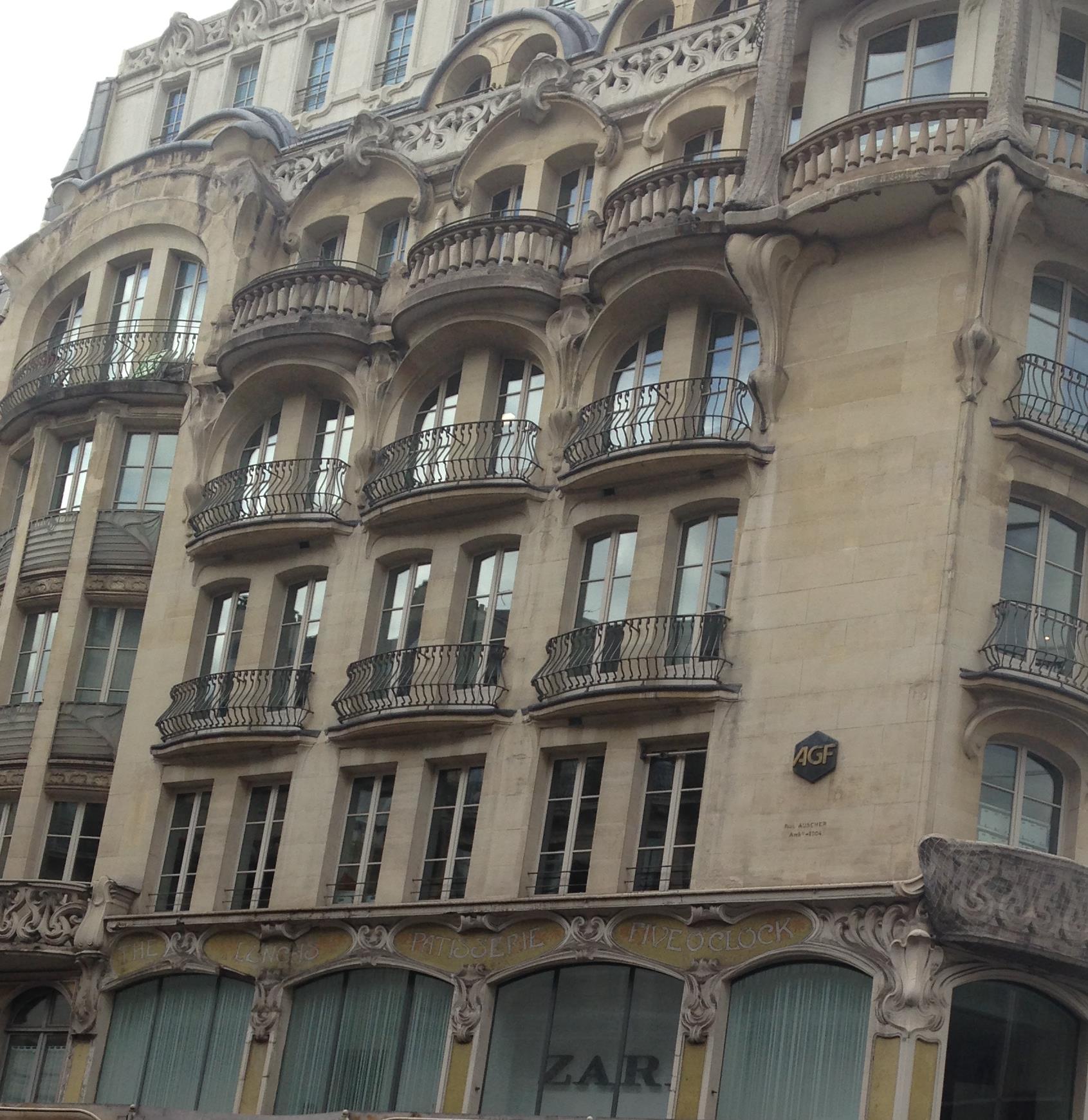 Paris. Windows | Atypical 60